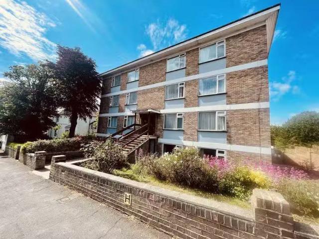 Cozy 1 BA 3 bedroom flat for rent in Wellington Road, Brighton.