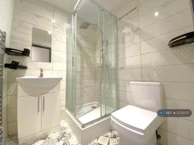 For Rent! 1 BA 3 bedroom flat for rent in Winchester Road, Lon.