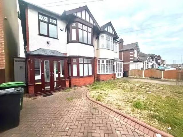 Charming 1 BA 3 bedroom house for rent in Hill Top, West Bromw.