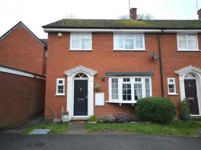 Cozy 1 BA 3 bedroom house for rent in Sefton Close, St Albans.