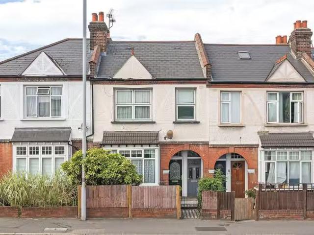 Unique 1 BA 3 bedroom property to let in Morden Road, London.