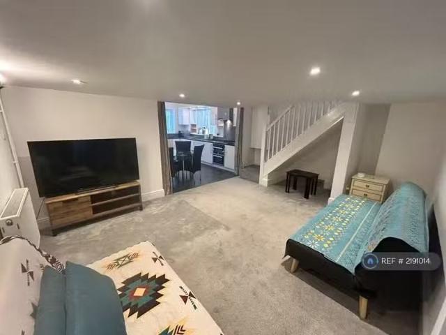 Just in! 1 BA 3 bedroom semi detached house for rent in Berkha.