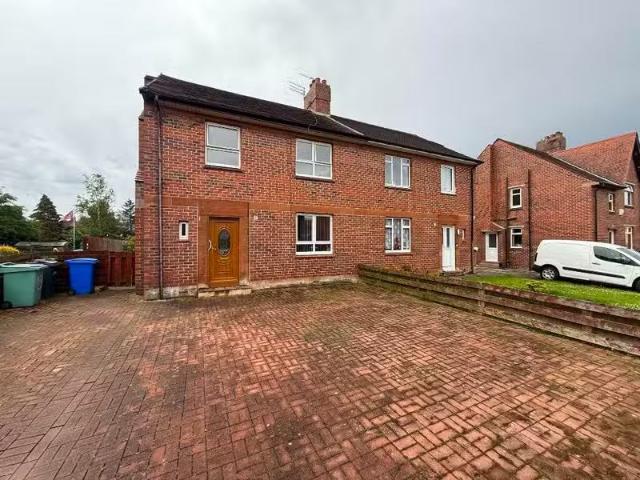 Deal! 1 BA 3 bedroom semi detached house for rent in Dalmillin.