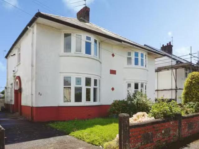 Cheap 1 BA 3 bedroom semi detached house for rent in Heol Y Wa.