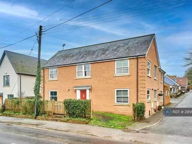 Cozy 1 BA 3 bedroom semi detached house for rent in London Roa.