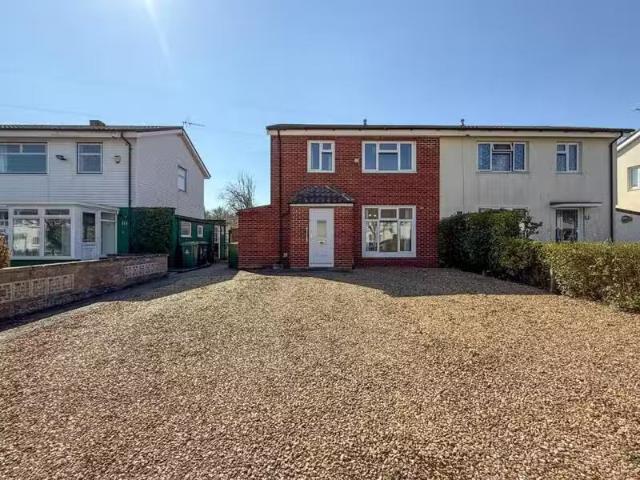 Charming 1 BA 3 bedroom semi detached house for rent in Paget.