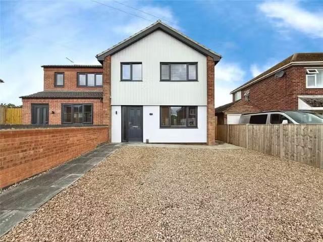 Cheap 1 BA 3 bedroom Semi Detached House to rent, Beverley Gro.