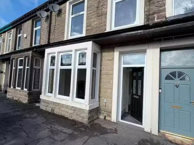Cheap 1 BA 3 bedroom terraced house for rent in East Street, H.