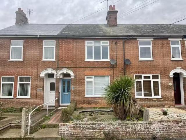 Cheap 1 BA 3 bedroom terraced house for rent in King Georges A.