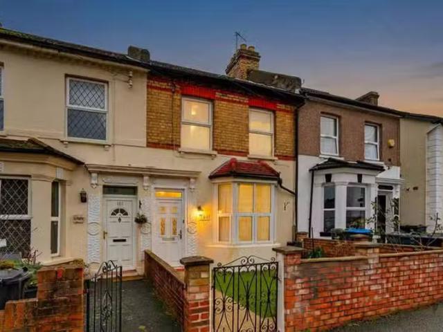 Unique 1 BA 3 bedroom terraced house for rent in Livingstone R.