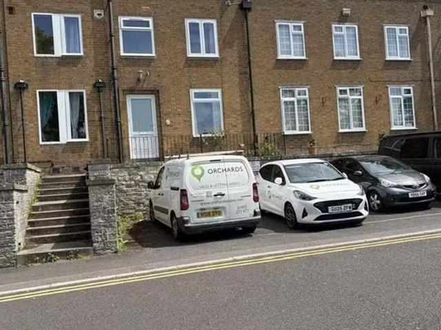 Nice 1 BA 3 bedroom terraced house for rent in Petters Way, Ye.