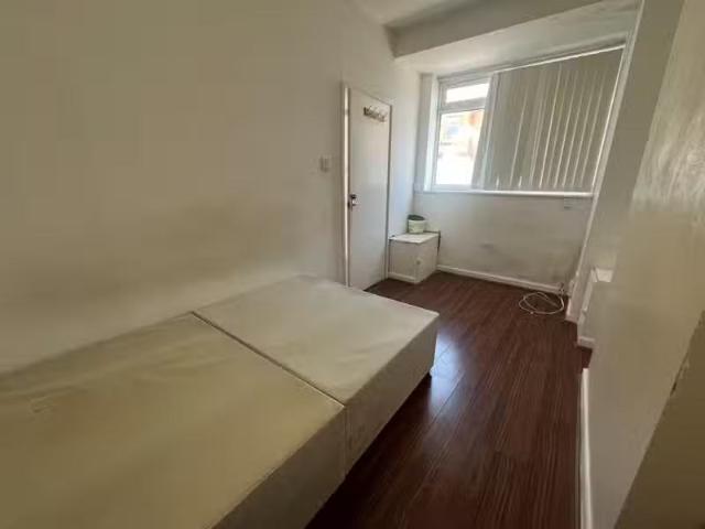 Nice 1 BA 3 bedroom terraced house for rent in Preston Road, B.