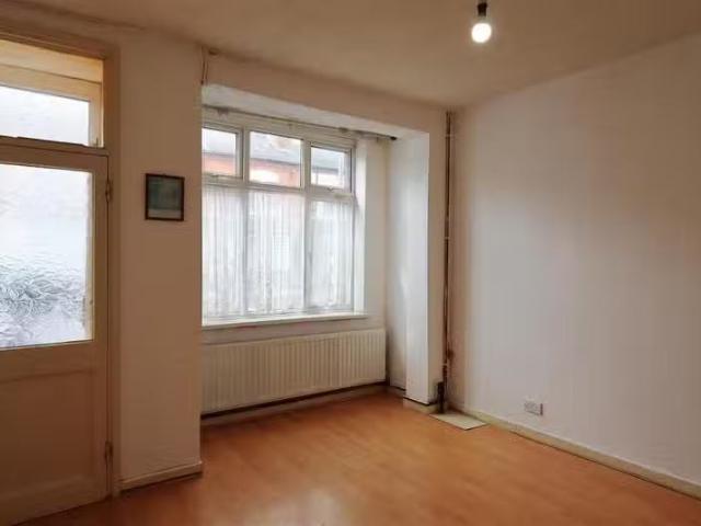 Charming 1 BA 3 bedroom terraced house for rent in Rosefield R.