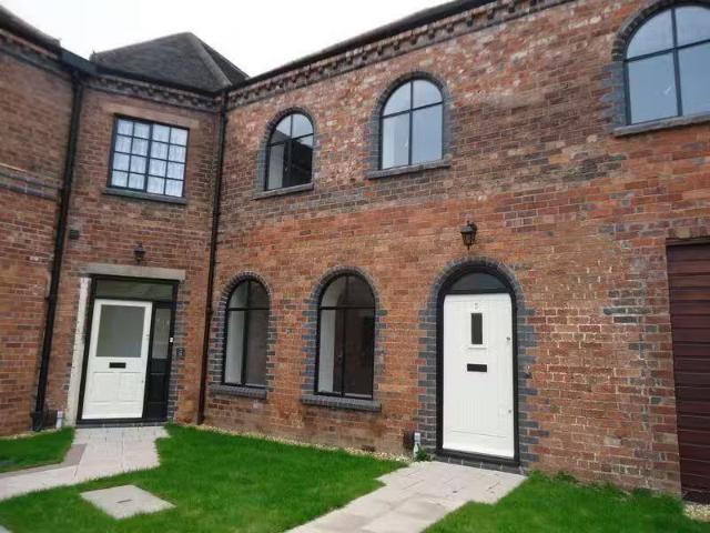 Cheap 1 BA 3 bedroom terraced house for rent in The Royal Glas.