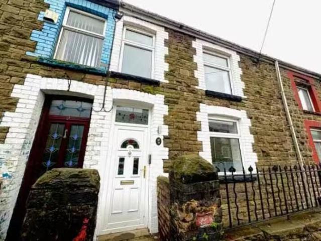 Cheap 1 BA 3 bedroom terraced house for rent in Victoria Stree.