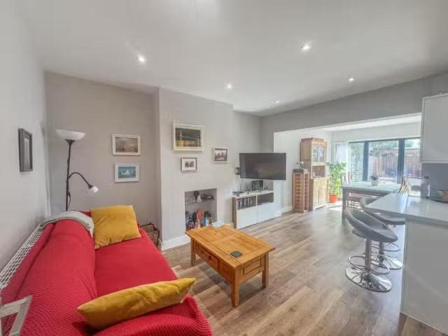 Nice 1 BA 3 bedroom terraced house for rent in Whitehill Road.