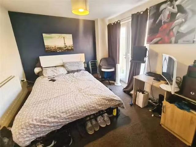 Rental! 1 BA 1 bedroom Mid Terrace Room to rent, White Star Pl.