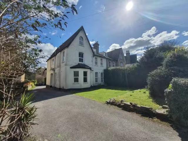 Nice 1 BA 1 bedroom apartment for rent in Crescent Road, Bourn.