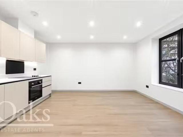 Nice 1 BA 1 bedroom apartment for rent in Dingwall Road, East.
