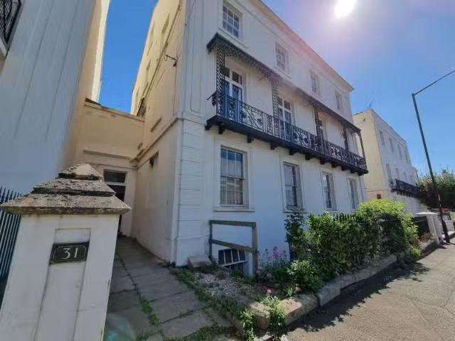 For Rent! 1 BA 1 bedroom apartment for rent in Flat 4, 31 Dale.