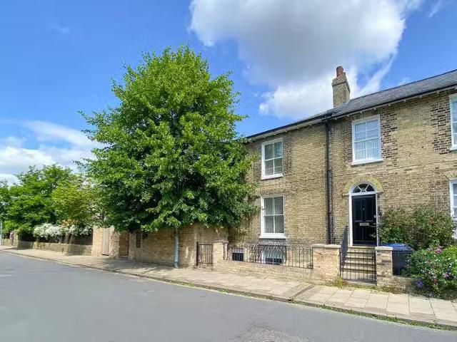 Charming 1 BA 1 bedroom apartment for rent in New Square, Camb.
