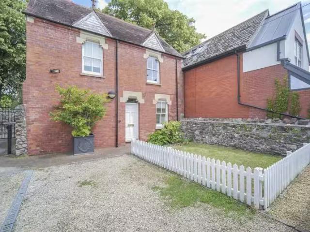 Nice 1 BA 1 bedroom detached house for rent in Cathedral Road.