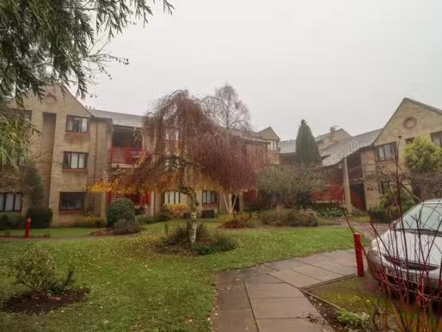 For Rent! 1 BA 1 bedroom flat for rent in Chamberlin Court Wes.
