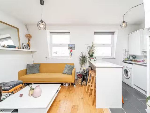 Unique 1 BA 1 bedroom flat for rent in Chatsworth Road, London.