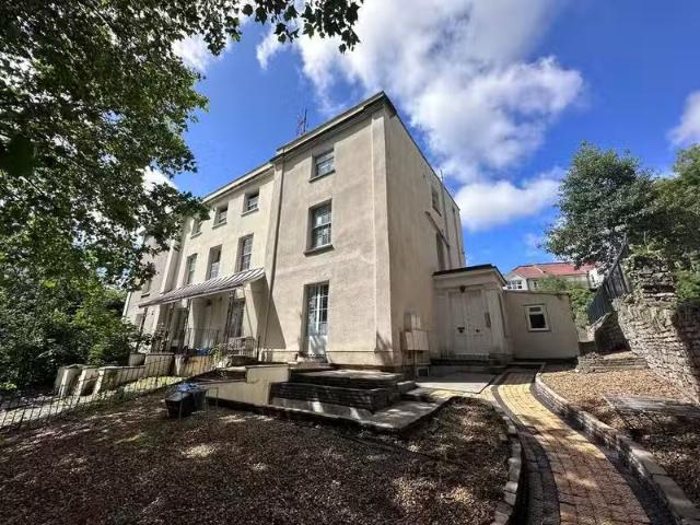 Cozy 1 BA 1 bedroom flat for rent in Cheltenham Road, Cotham.