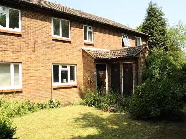 Rental! 1 BA 1 bedroom flat for rent in Bankside, Woking, GU21