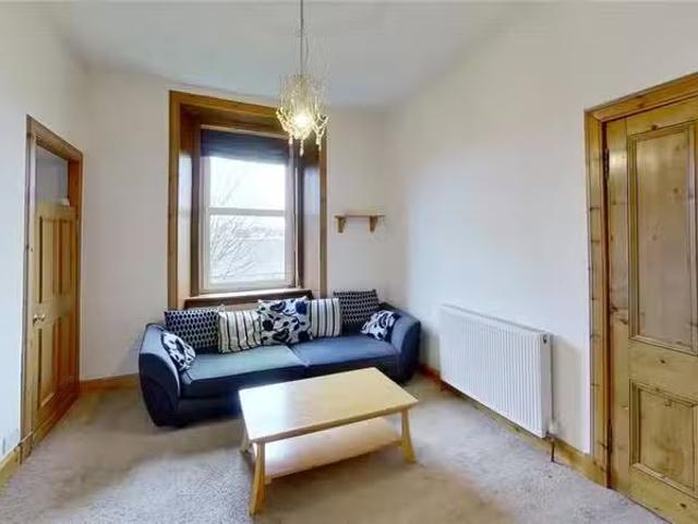 Nice 1 BA 1 bedroom flat for rent in Broughton Road, Edinburgh.