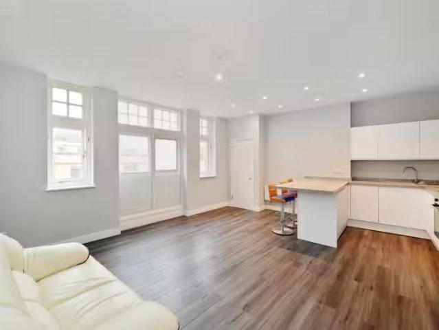 For Rent! 1 BA 1 bedroom flat for rent in George Street, Croyd.