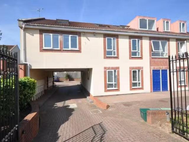 For Rent! 1 BA 1 bedroom flat for rent in Ducie Court, Ducie R.