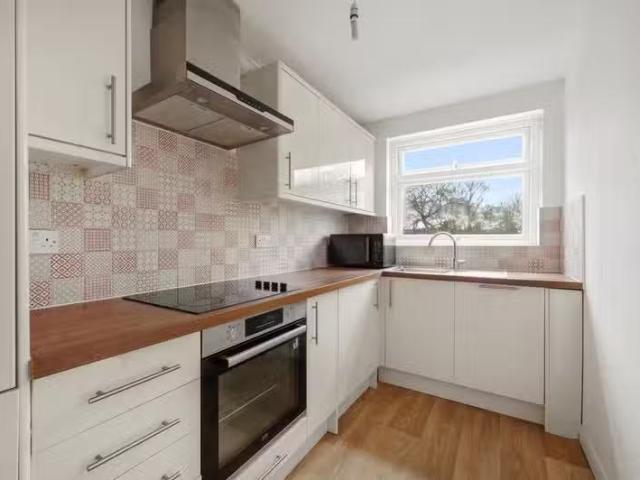 Just in! 1 BA 1 bedroom flat for rent in Dukes Avenue, KT3