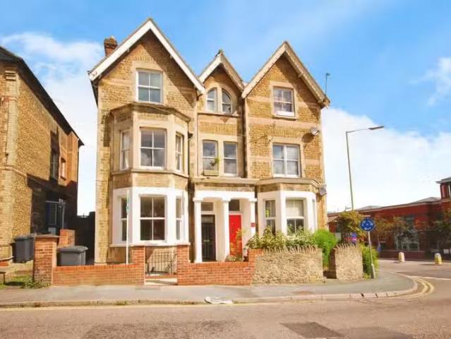 Deal! 1 BA 1 bedroom flat for rent in Farnham Rd, Town Centre.
