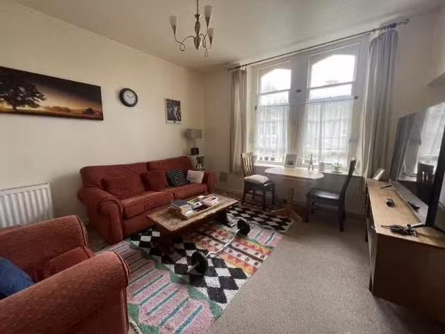 Nice 1 BA 1 bedroom flat for rent in Flat 6 Walton Lodge Court.