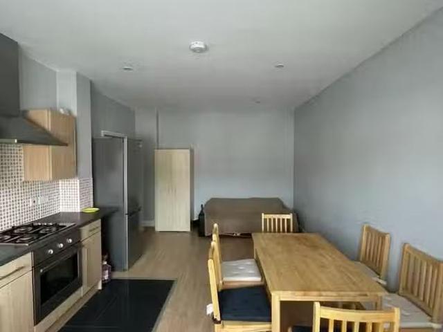 Cheap 1 BA 1 bedroom flat for rent in High Road, Ilford, Londo.