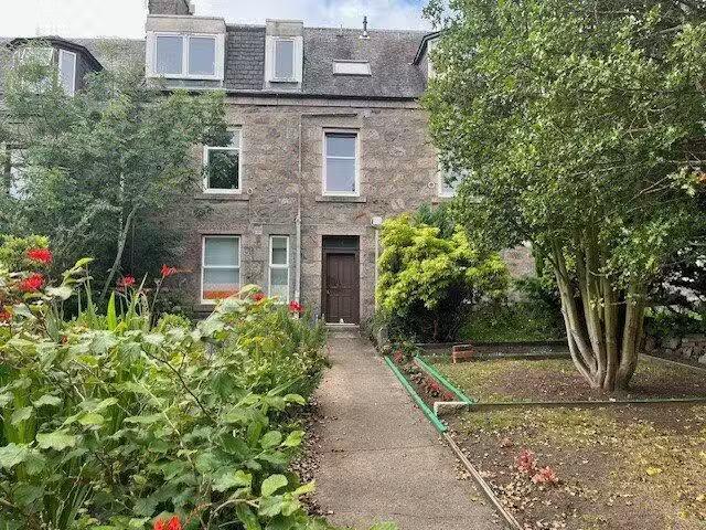 Nice 1 BA 1 bedroom flat for rent in Nellfield Place, West End.
