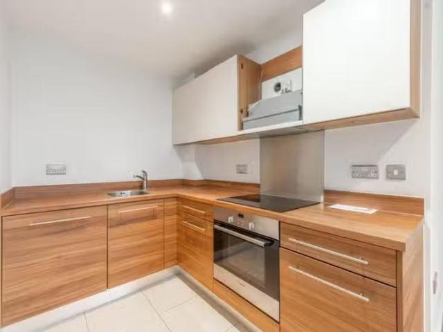 Nice 1 BA 1 bedroom flat for rent in Stanmore Place, Stanmore.