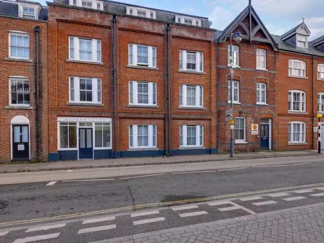 Charming 1 BA 1 bedroom flat for rent in Station Road West, Ca.