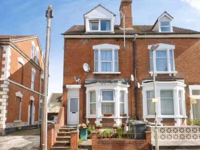 Cheap 1 BA 1 bedroom flat for rent in Regent Street, Tredworth.