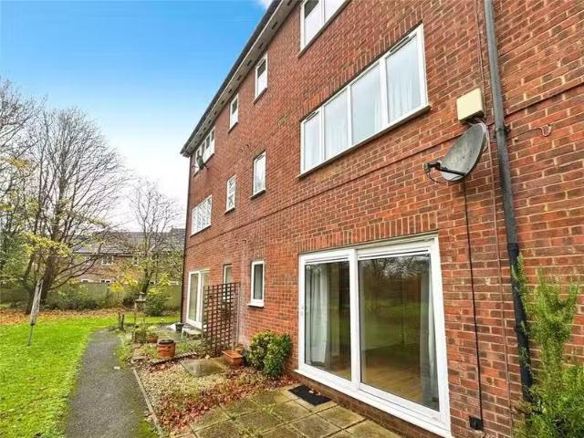 Charming 1 BA 1 bedroom Flat to rent, Wesley Drive, Egham, TW2.