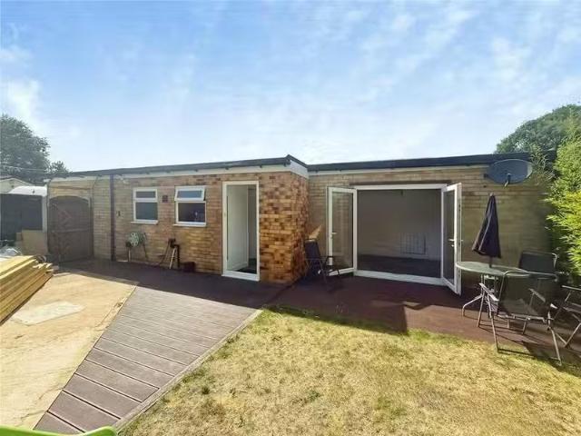 Deal! 1 BA 1 bedroom Flat to rent, Birch Close, Waterlooville.