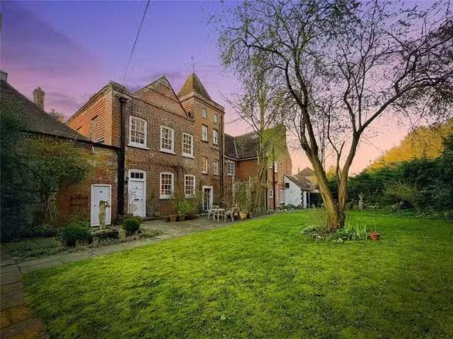 Rental! 1 BA 1 bedroom Flat to rent, Dane Court Manor, School.