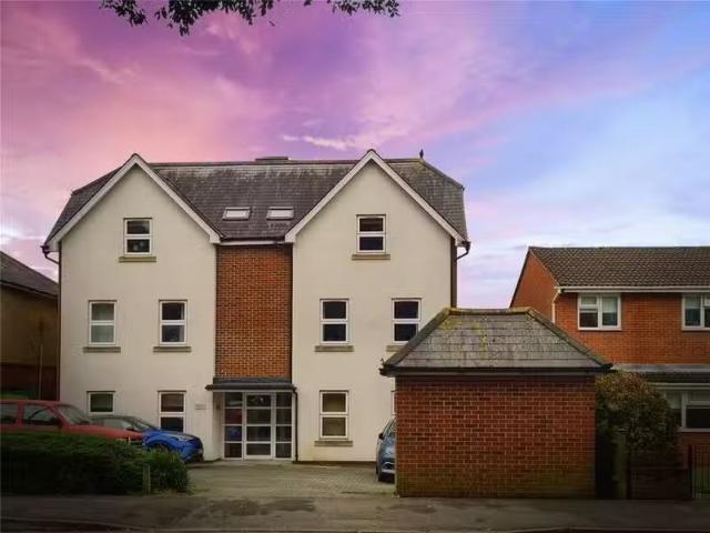 Rental! 1 BA 1 bedroom Flat to rent, Regents Park Road, Southa.