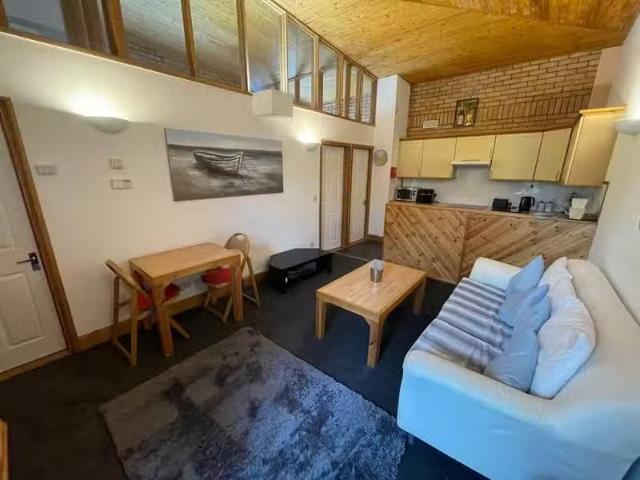 Deal! 1 BA 1 bedroom ground floor flat for rent in Dukes Park.
