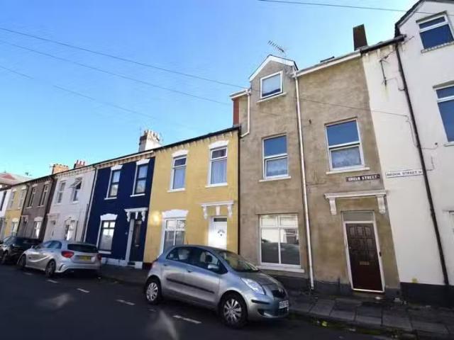 Nice 1 BA 1 bedroom ground floor flat for rent in Green Street.