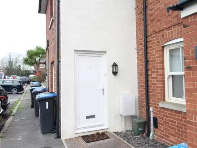 For Rent! 1 BA 1 bedroom ground floor flat for rent in Station.