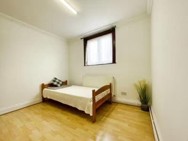 Cozy 1 BA 1 bedroom house of multiple occupation for rent in E.