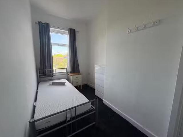 Charming 1 BA 1 bedroom house share for rent in Meredith Stree.